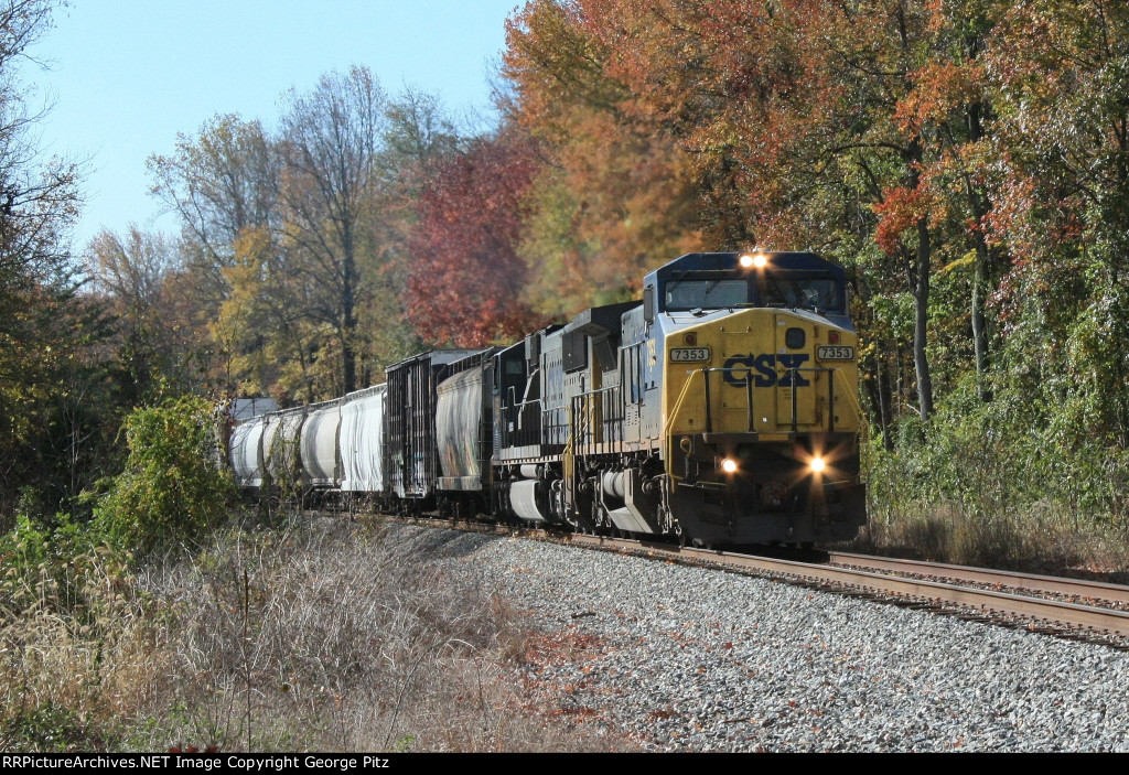 CSX 7353 and train Q370